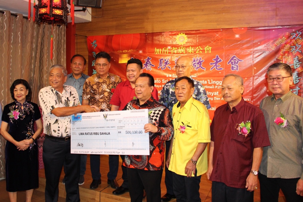 Kapit Kwang Tung group receives RM500,000 grant from Unifor Kapit Kwang Tung group receives RM500,000 grant from Unifor