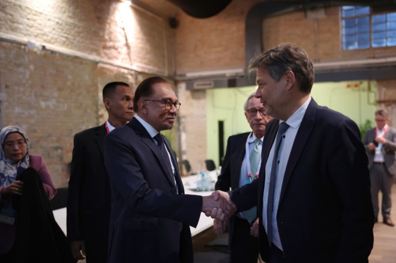 Palm oil deserves fair treatment, Anwar tells Germany