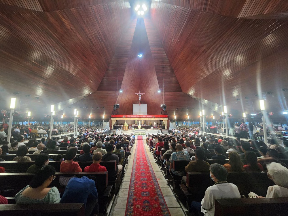 Kuching Christians flock churches to celebrate Easter