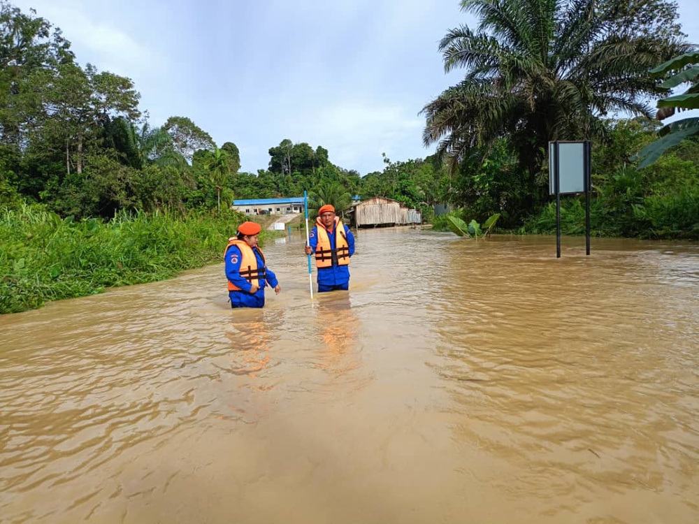 Continuous rain causes rising water levels, landslide in Beluru
