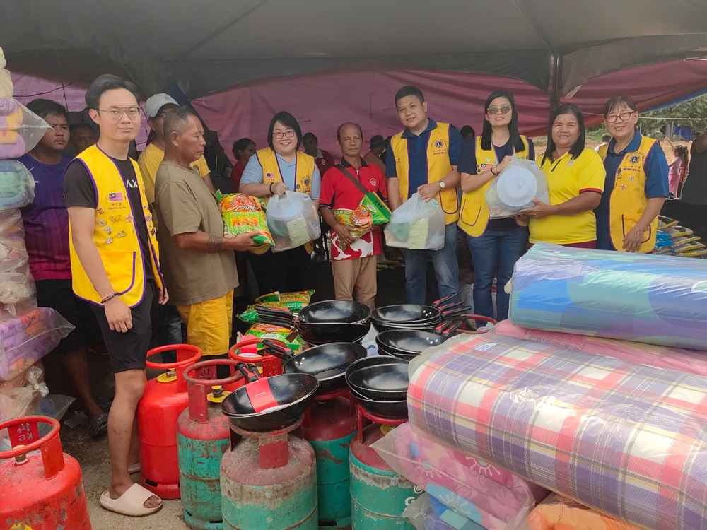 Lions, Leo clubs contribute disaster relief aid to fire victims in Niah