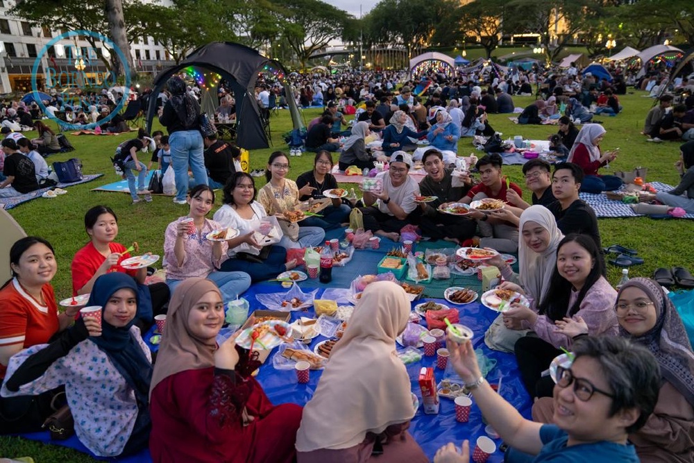 Thousands gather for Kuching’s Juh Berambeh Sungkey mass iftar ...