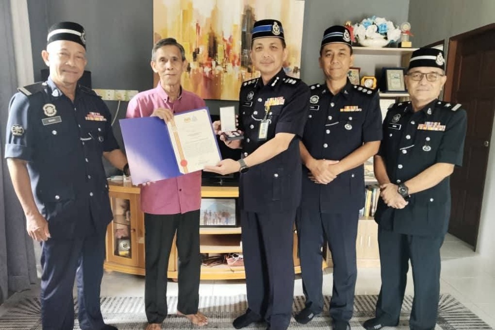 PDRM honours retired Miri officers with PJPN medals during welfare visits