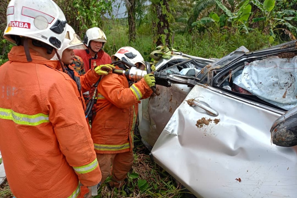 Senior citizen dies in single-vehicle crash on Pan Borneo Highway near Suai