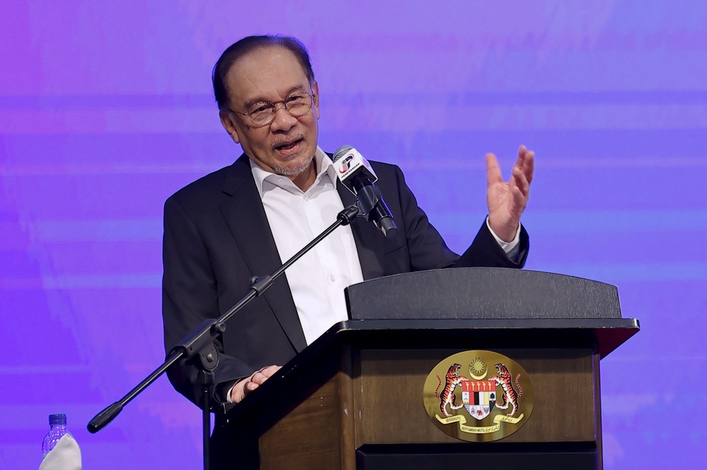 PM Anwar announces one-off RM100 aid for all adult Malaysians