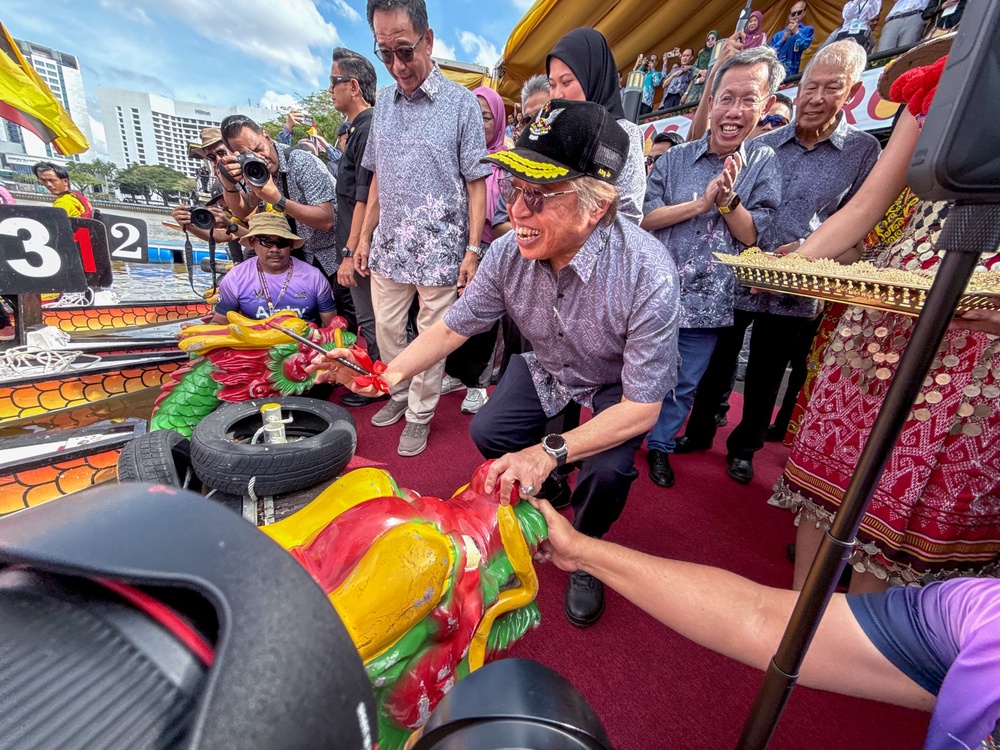 Dragon Boat Regatta 2025 kicks off at Kuching Waterfront