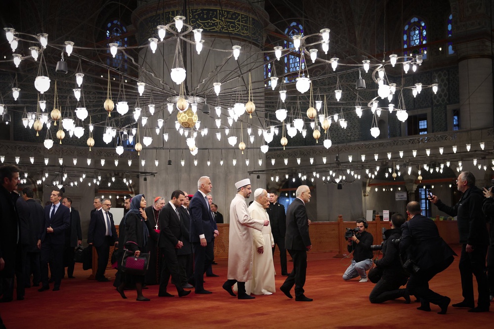 Pope visits Istanbul’s Blue Mosque