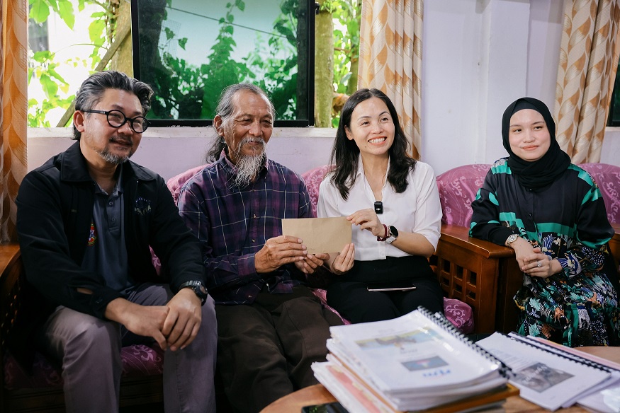 Sabah actor Ejin Dinting receives aid under Ziarah Seni initiative