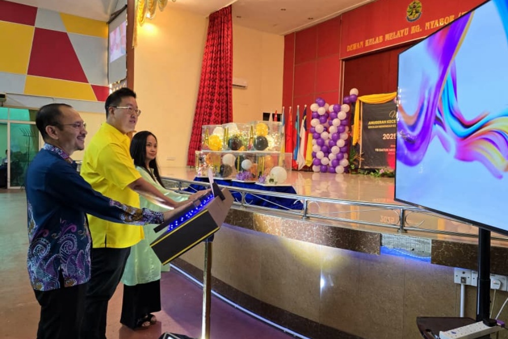 SMK Rosli Dhoby students commended for determination, academic success