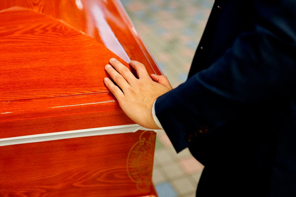 Ecuadoran woman wakes up inside coffin at her own wake Ecuadoran woman wakes up inside coffin at her own wake