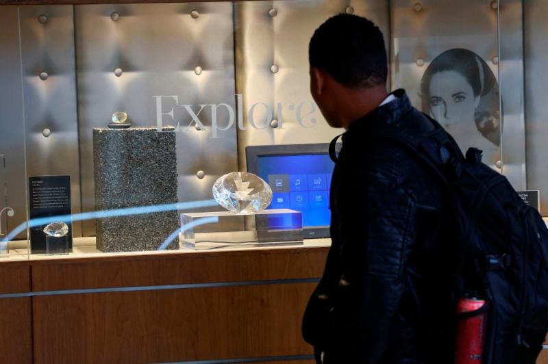 South Africans call for UK to return diamonds set in crown jewels South Africans call for UK to return diamonds set in crown jewels