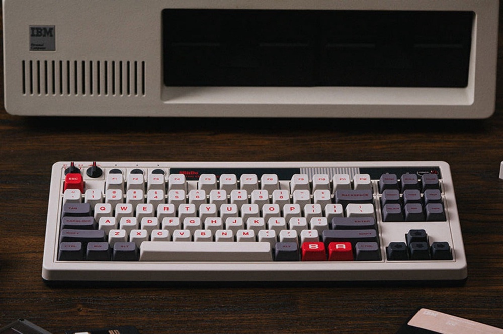 8bitDo Retro Mechanical Keyboard turns an old iconic console design ...