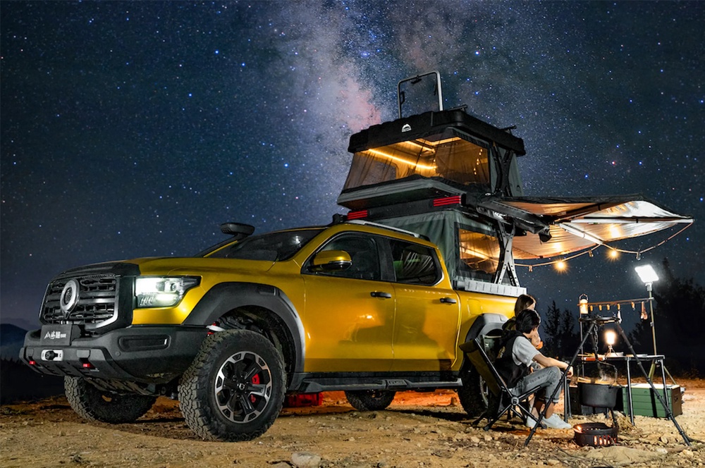 This two-story pick-up rooftop tent gives you a vantage point to live ...