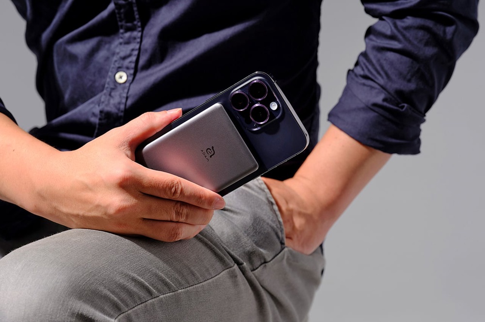Effortless Charging with the Ultra-slim Magnetic Wireless Power Bank
