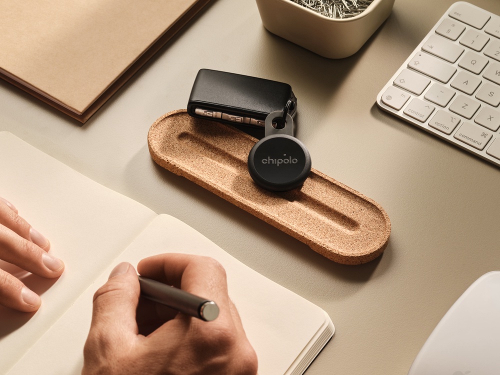 Chipolo Loop and Card: Fashion-Forward Bluetooth Trackers by BLOND