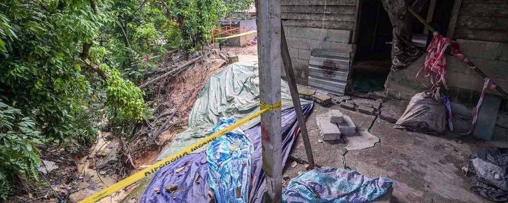 Heavy rain triggers landslide, eight houses affected at Kampung Orang ...