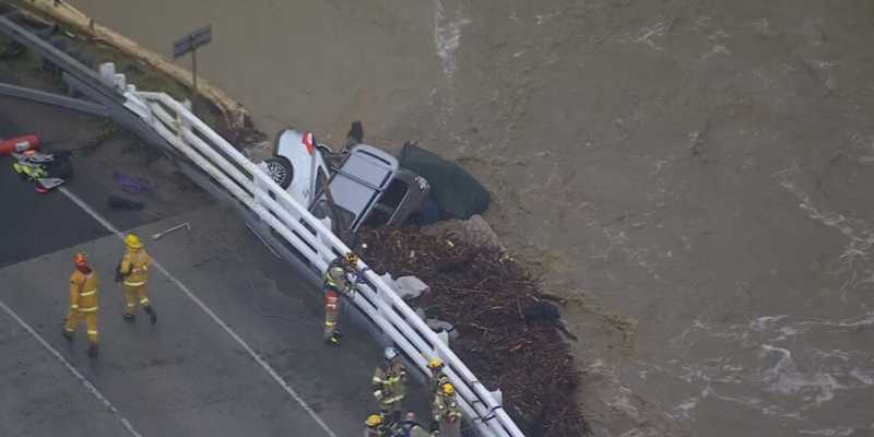 Roof rescues, hundreds evacuated in Wye River, Lorne split in half by ...