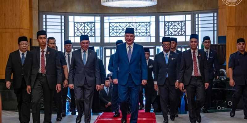 Anwar pledges commitment to Sultan Nazrin’s guidance on Islamic affairs ...