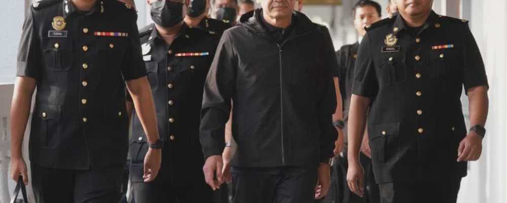 Kes gubah wang haram: Bekas PTD, isteri tiba di mahkamah