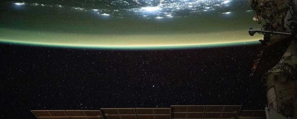 ISS astronauts watch Earth's atmosphere glow green | Space photo of the ...