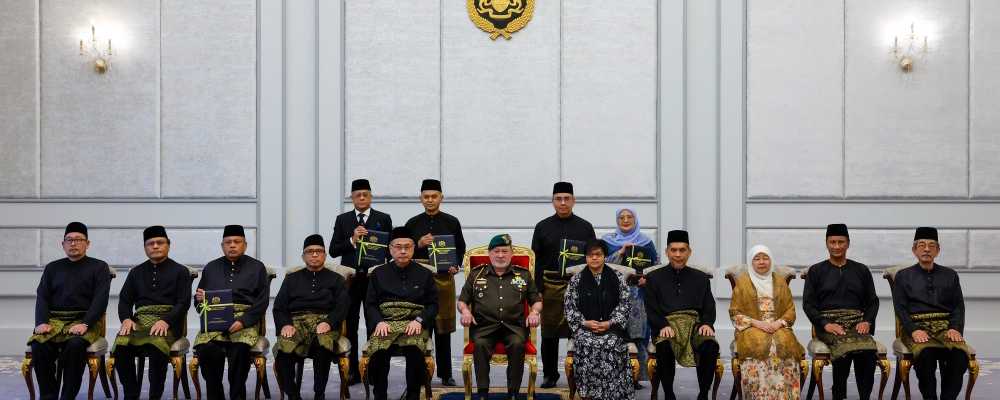King presents instruments of appointment to five judges