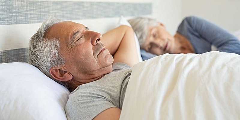 New research shows how back pain may affect men’s sleep quality later ...