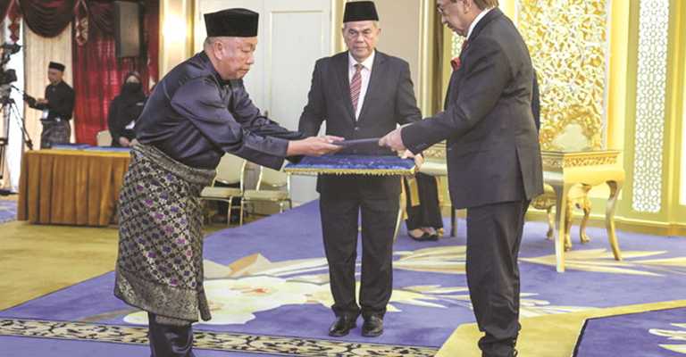 17 Assistant Ministers take oath at Istana Seri Kinabalu