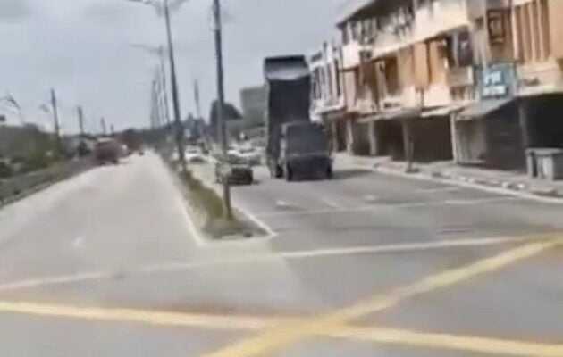 Lorry Smashes Traffic Light Pole in Johor as Driver Didn’t Realise ...