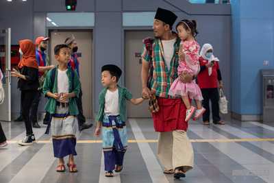 [PHOTOS] Malaysians show love for culture, country at Keretapi Sarong ...