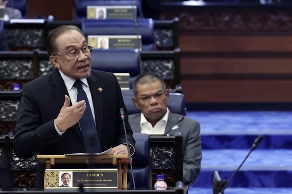 Anwar Advised to Avoid Overcrowded Cabinet Ahead of GE16