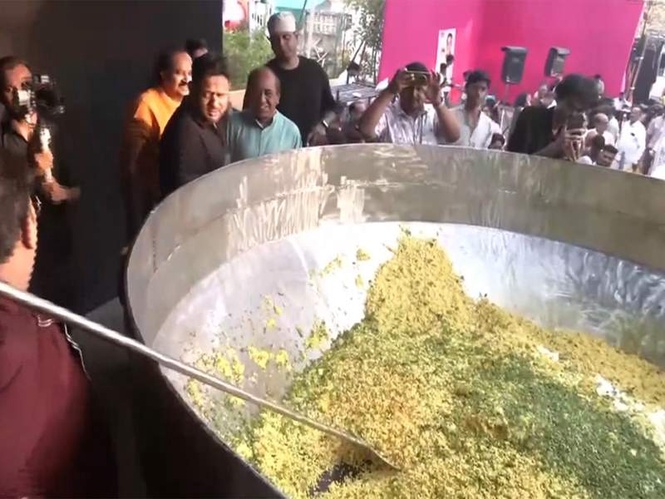 World Poha Day: Chef Mahohar cooks 3,000 kg of Nagpur’s famous delicacy ...