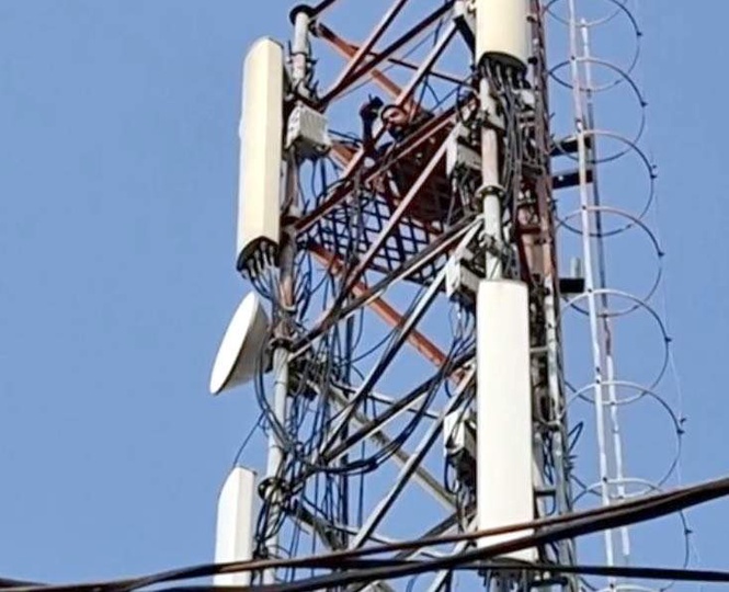 Punjab man climbs mobile tower with daughter, alleges police inaction ...