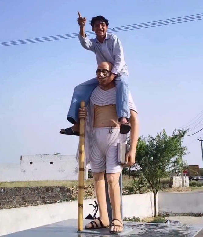 Viral video of youths climbing Mahatma Gandhi’s statue in Nuh sparks ...