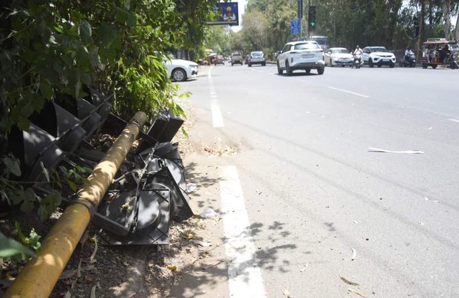Discarded traffic lights lying on roadsides in Ludhiana - Newswav