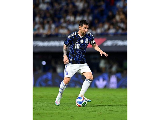 Lionel Messi trains separately as he continues hamstring recovery ahead ...