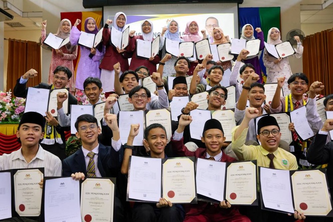 All 10A SPM 2025 top achievers offered matriculation places - Education ...