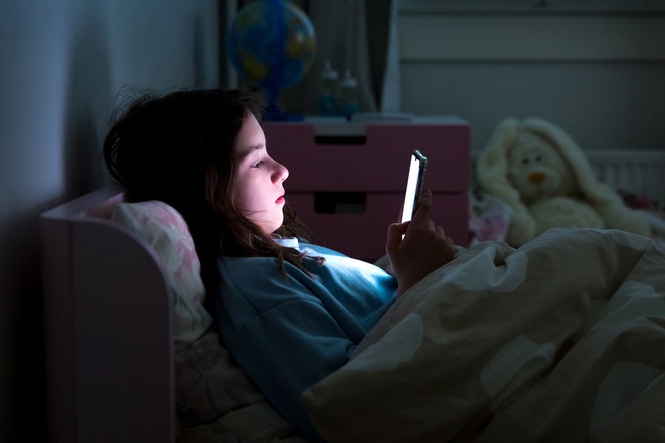 Brits waste years of their lives mindlessly phone scrolling, study ...