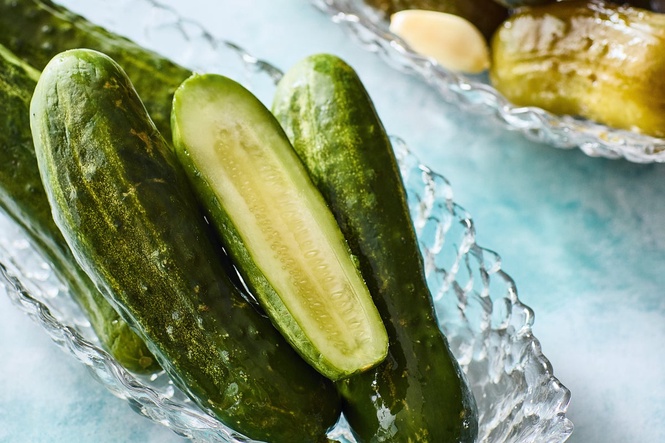 How to make crunchy half-sour pickles with a shortcut refrigerator ...