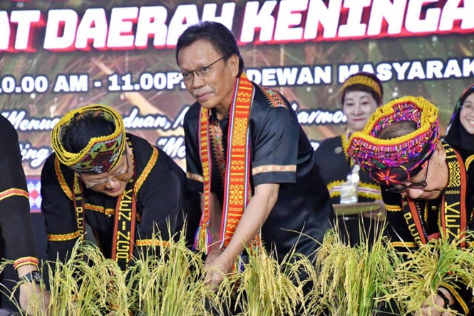 Keningau Kaamatan attendance a sign of respect: Shafie - Newswav