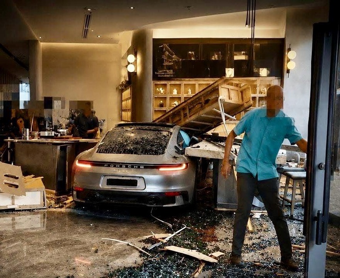Porsche 911 Crashes In Gurney Drive Cafe - Newswav