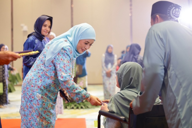 Queen Raja Zarith Sofiah graces Aidilfitri celebration for cancer ...