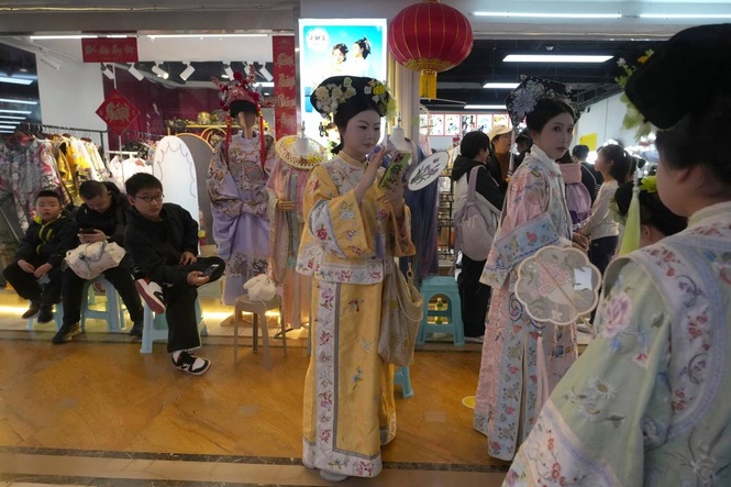 Dressing visitors in ancient China's imperial splendor is booming in ...